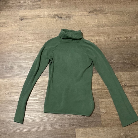 Takeout | Tops | Simple Dark Green Turtle Neck Perfect For The Fall ...